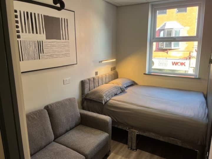 4 Bedroom All En-suite Stag & Hen Hotel Sleeps 7-8 - Liverpool