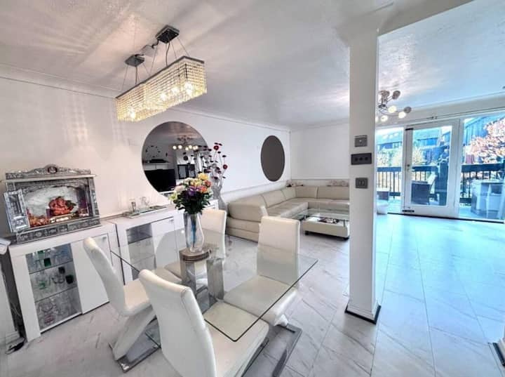 2 Bedroom Flat With Free Parking - Hayes