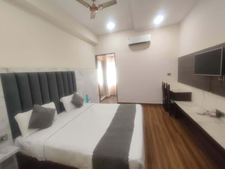 8 Bed Stay For 16 Guests Near Taj Mahal Entry Gate - Agra