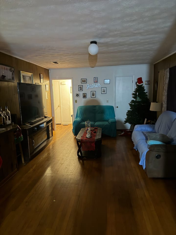 The Refreshment Lounge - Lake City, FL