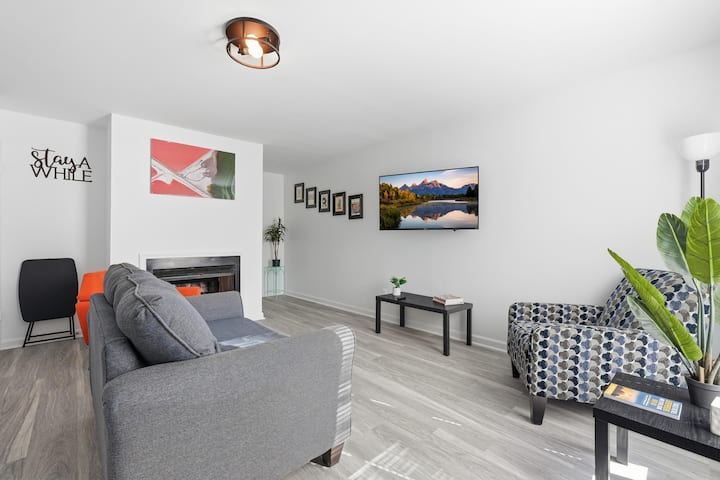 Art-themed Retreat-renovated Condo 2br W/king Bed - Burritt on the Mountain