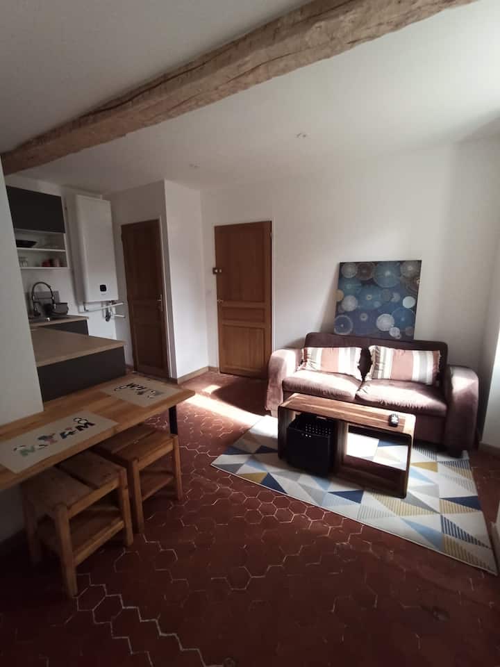 Fenêtres Sur Cour, Plein Centre. - Quinson