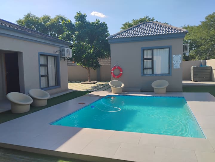 Petalite Villa Maun 
Luxe 6 Bedroom Vacation Home - Botswana