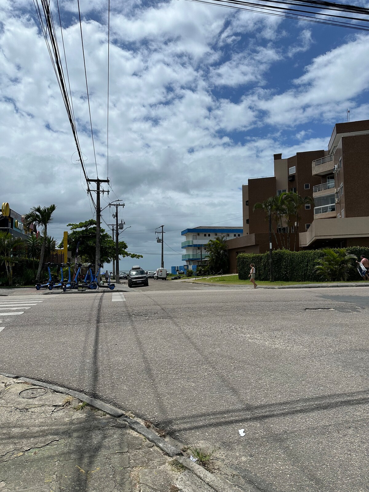 Maison à un demi pâté de maisons de la mer, au coin du café Curaçao ...