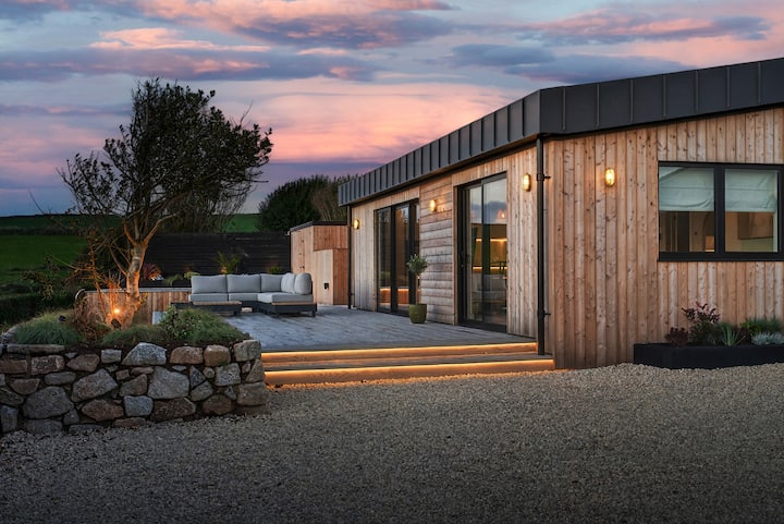 Saltwood Retreat - A Tranquil Cliffside Chalet - Devon