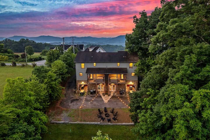 Smoky Playhouse! 10 Bedroom Townhome | Sleeps 28 - Sevierville