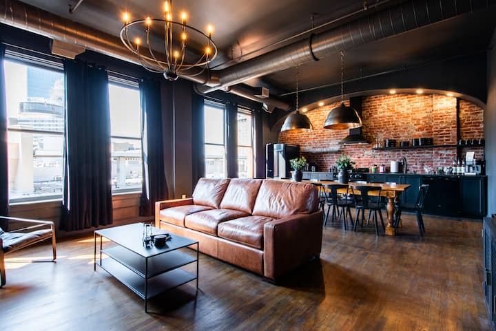 Hollyhock Suite 402: 4 Bed/2 Bath With Soaking Tub - Louisville, KY