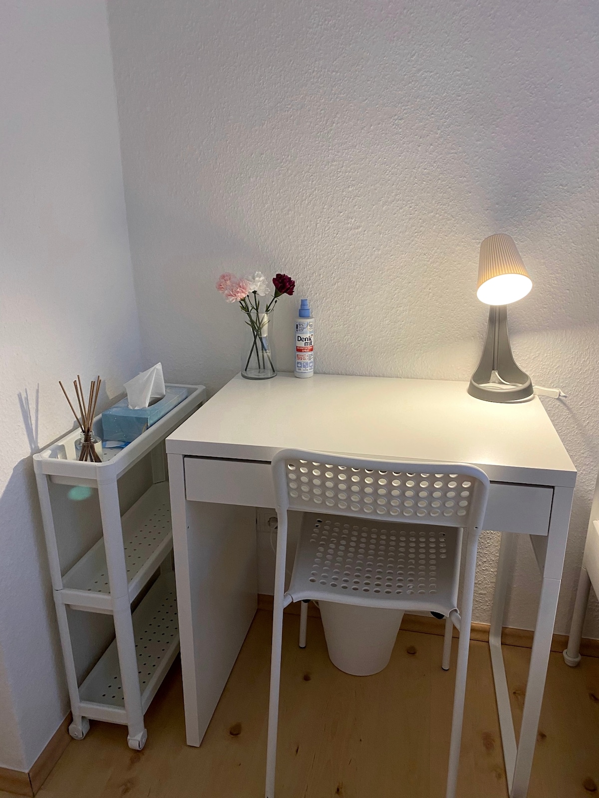 Petite chambre confortable de style minimaliste à Hanovre ...