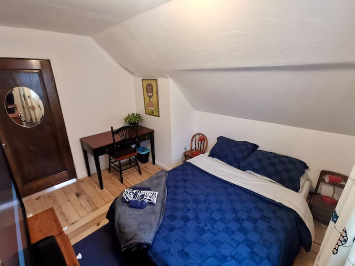Cozy Queen Bedroom Upstairs On The Northside - Syracuse, NY