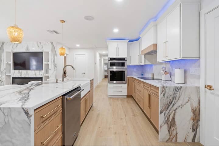 Lux 4bd Beach House Steps From Don Cesar - St. Pete Beach, FL
