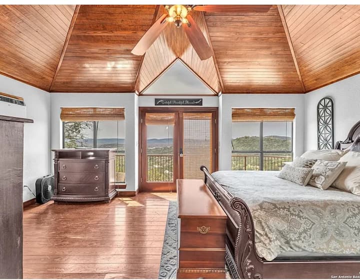 Hillside Retreat (House B) - Concan, TX