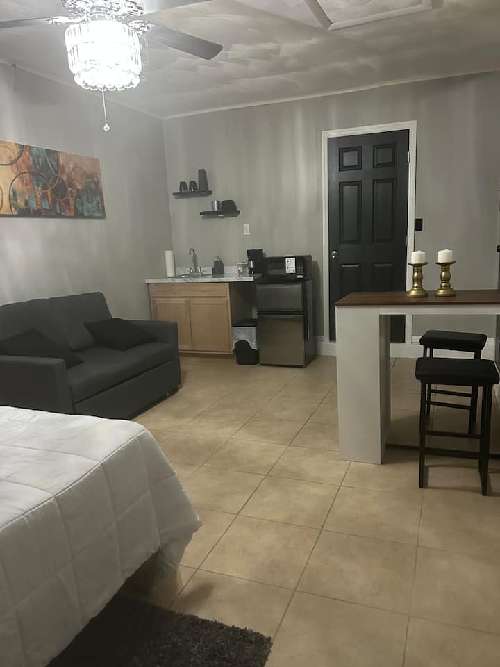 Tt's Zen & Fly
Quiet, Bright, 15 Min From Mco - Kissimmee, FL