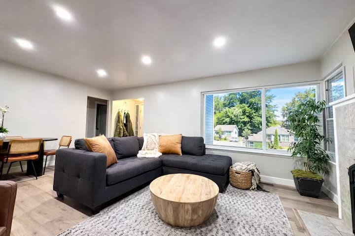 Centrally Located To Downtown, Airport And Stadium - Seattle, WA