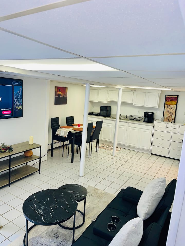 Ground Level Private Suite Cozy & Stylish Near Uml - Lowell, MA