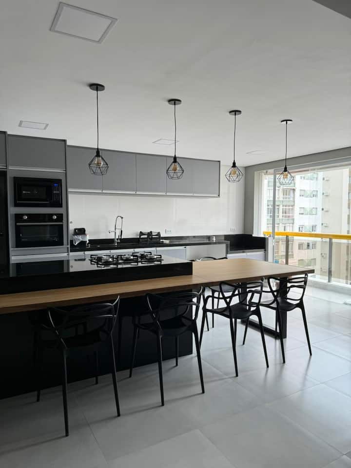 Apartamento Luxuoso A 50 Metros Da Praia. - Guarujá