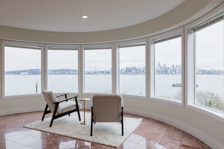Stunning Seattle Views From Classic Alki Villa - Bainbridge Island, WA