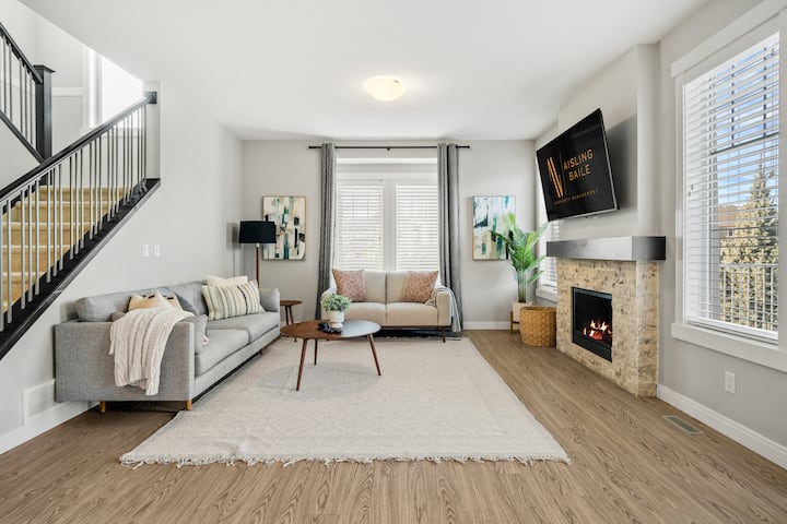 The Empress | Fire Pit | Dbl Garage | Office | Bbq - Airdrie