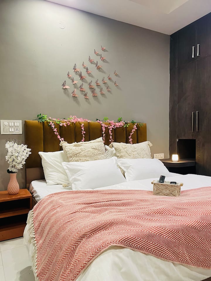 The Downtown Den - Gurugram