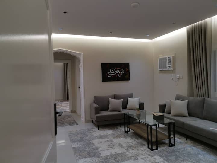 شقة واسعة مكونه من 3 غرف وصالة ومطبخ ودورتين مياه - Médine