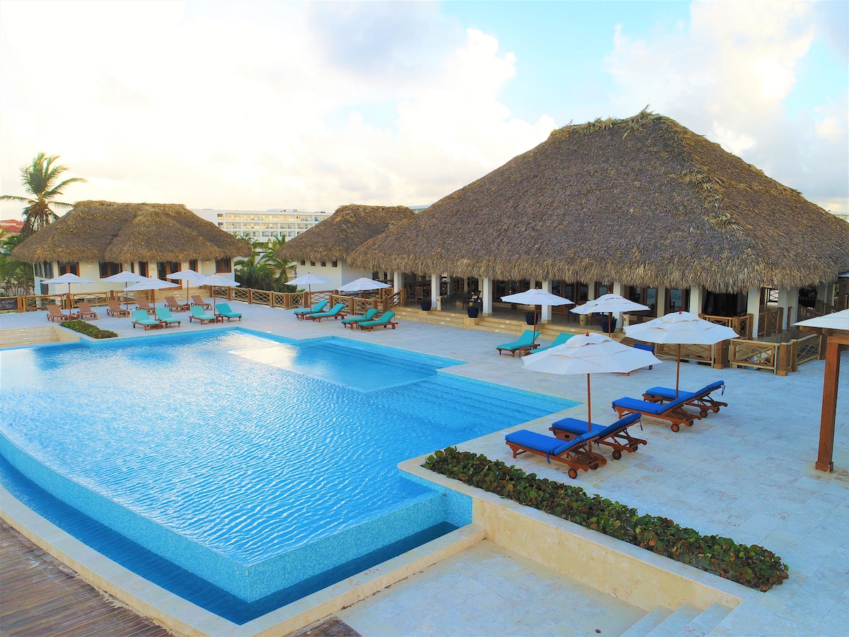 Suite de luxe avec vue sur le golf et piscine à débordement ...