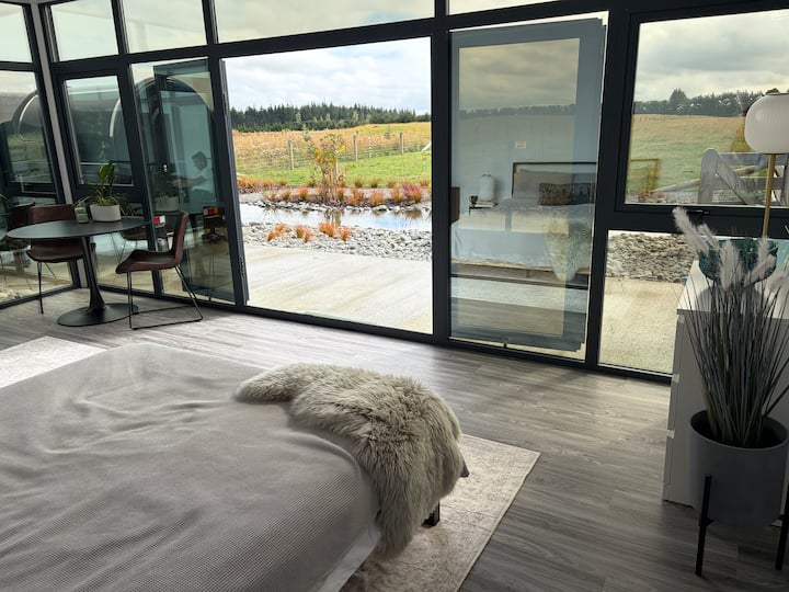 A Unique Luxury Stay By The Pond - Cabin 1 - Rolleston