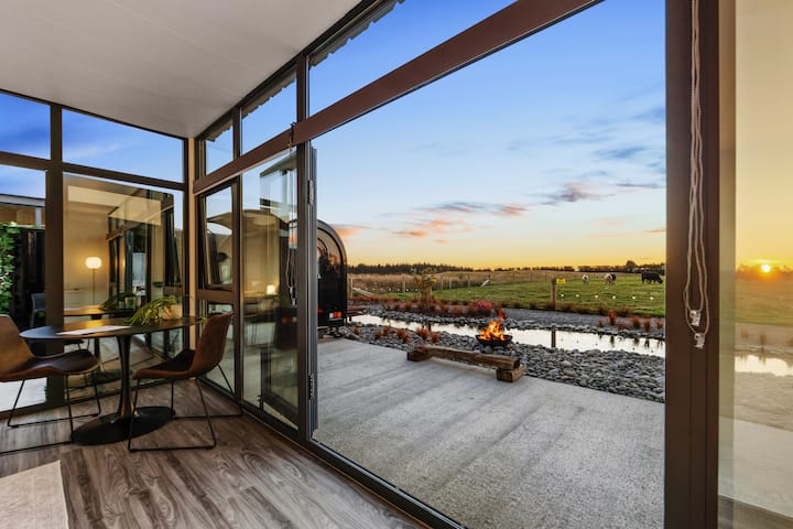 A Unique Luxury Stay By The Pond - Cabin 1 - Rolleston