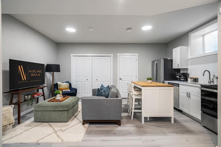 The Emperor | Great Location | Fire Pit | Spacious - Airdrie