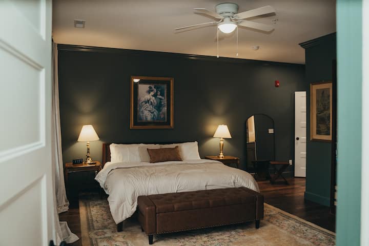 Historic Moody Apartment On Main Street - McMinnville, TN