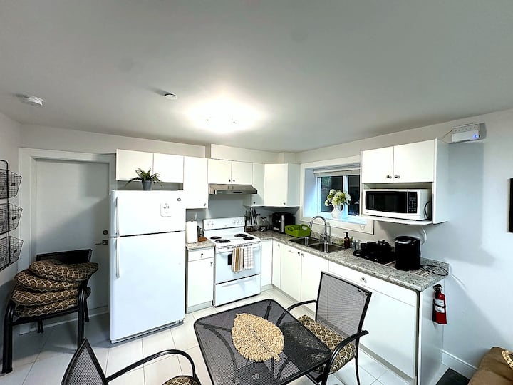 2br/1ba Basement Suite Near The Beach - White Rock