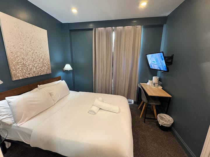 Basic Double Room, Ensuite Bathroom, Near Seafront - Brighton and Hove