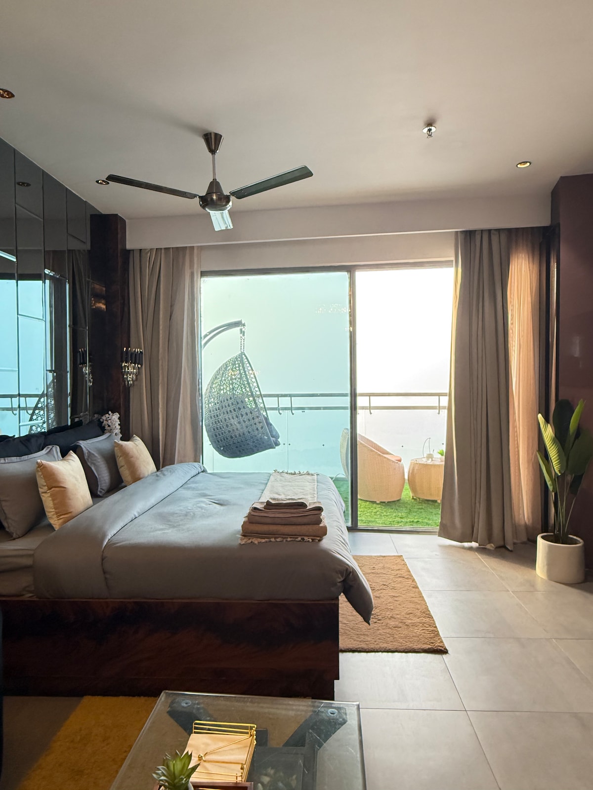 The Prism | Estudio de lujo con vista al río de vidrio - Departamentos ...