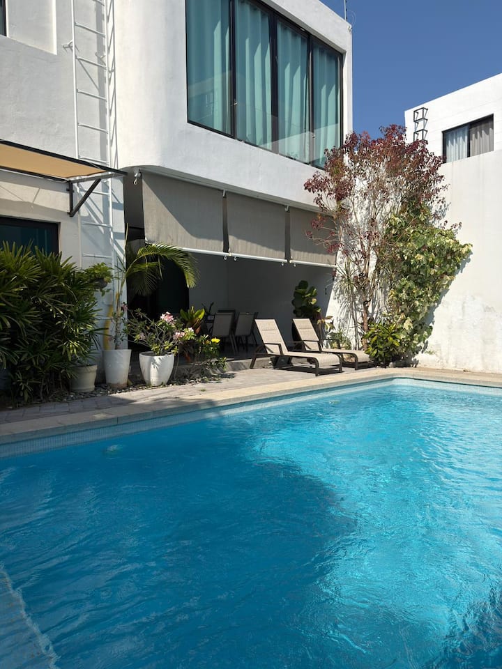 Oasis En La Ciudad De Las Palmeras, Colima. - Colima