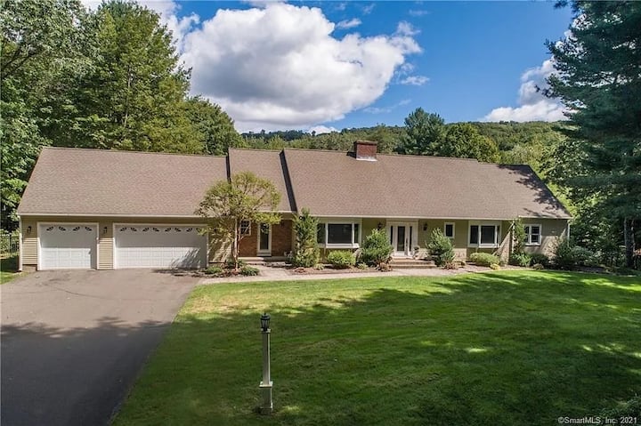 Stunning Avon Home Secluded And Yet Convenient - Connecticut