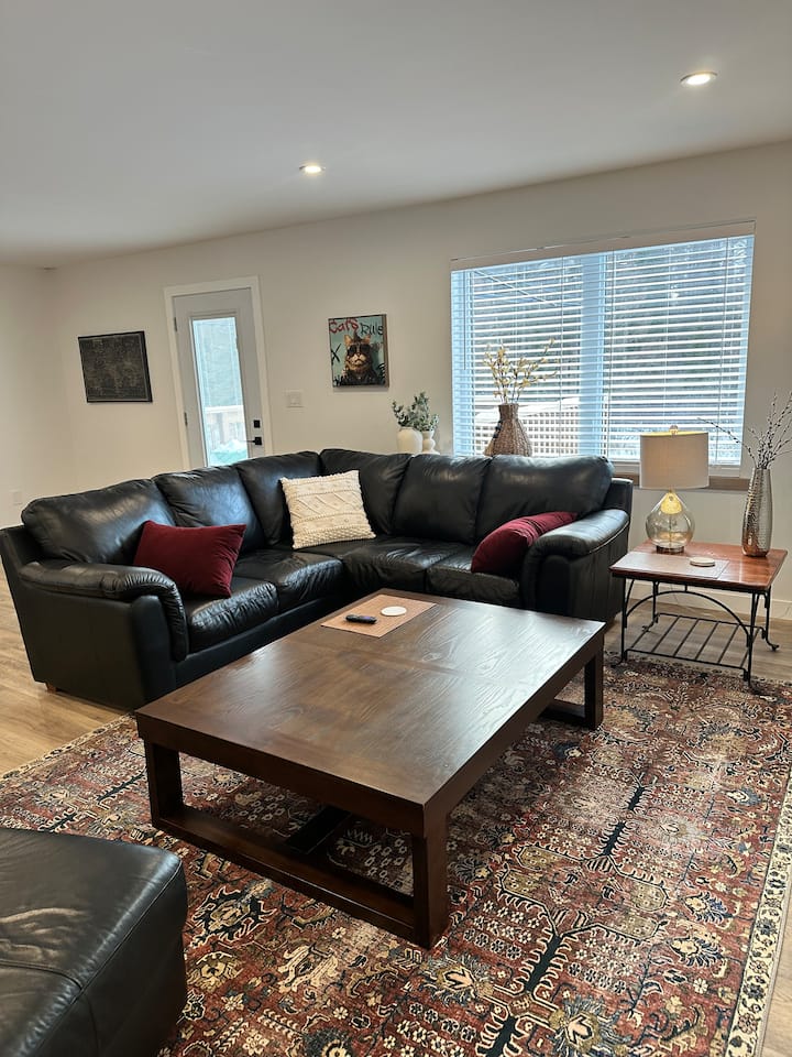 Bright & Spacious Home Next To Everything You Need - Thunder Bay