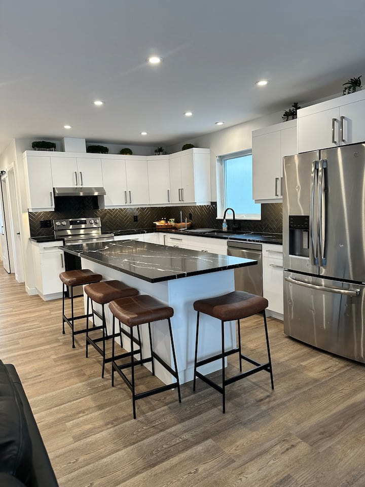 Bright & Spacious Home Next To Everything You Need - 