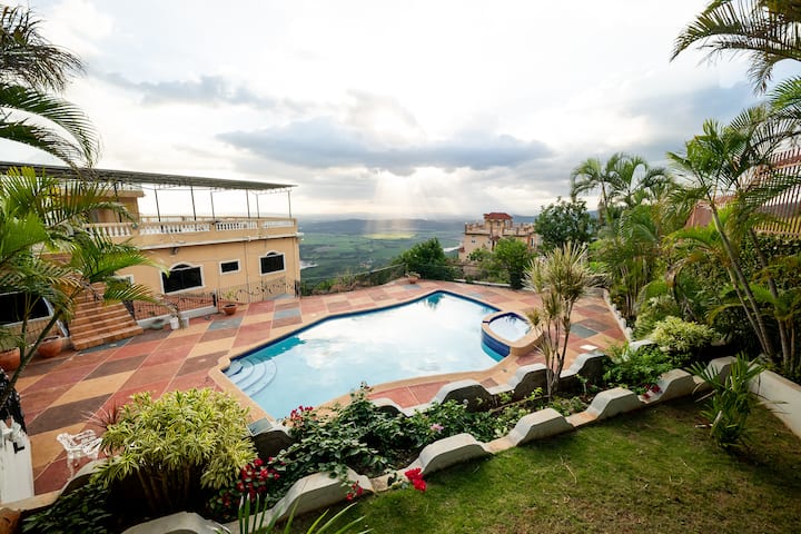 Skyview Villa | Serene Escape Overlooking Kingston - Kingston