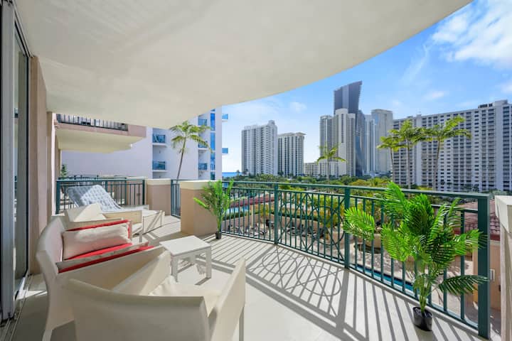 Beach Across Street | 3br+waterfront & City Views - Sunny Isles Beach, FL