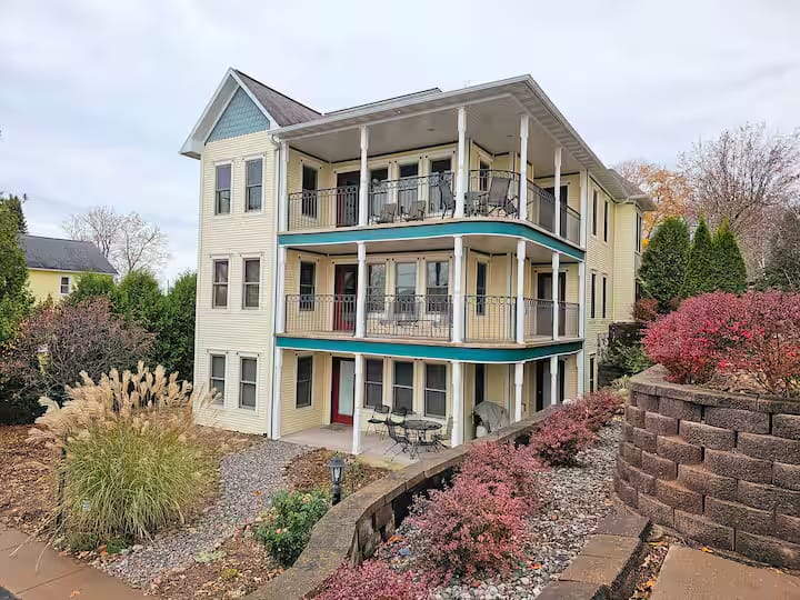 Ground Floor In Center Of Town Near Lake Superior - Bayfield, WI