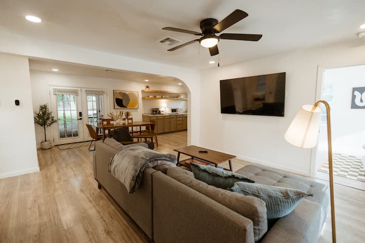 The Cozy Court | Waco Home W/ Pickleball Court - Waco, TX