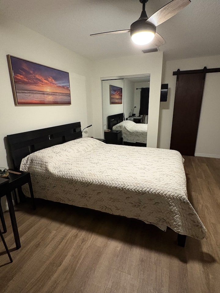 Renovated Cozy Efficiency With Kitchenette - Orlando, FL