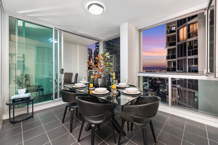 Dusk | Designer Sky Home W Pool, Parking & Views - Brisbane