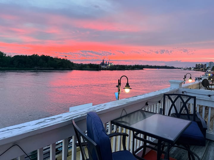 Riverwalk Balcony W/views + King Bed, Walkable! - Wilmington, NC