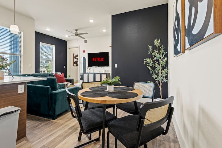 Modern Executive 1br | King Bed | Walk To West 7th - Cultural District - Fort Worth