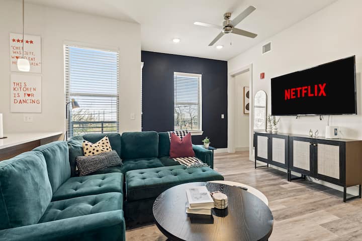 Modern Executive 1br | King Bed | Walk To West 7th - Cultural District - Fort Worth