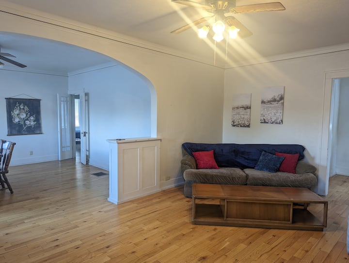 Large 3 Bedroom Main Floor Apartment Near Bradley - 피오리아