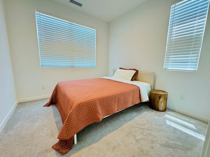 美国Ontario机场旁边干净舒服的独立房间（共享卫生间/三楼第二间房/卫生间对面） - Eastvale, CA