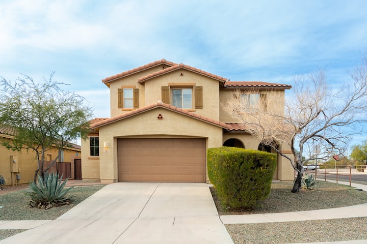 Stylish Home Near Shopping, Dining & Freeway - Marana, AZ