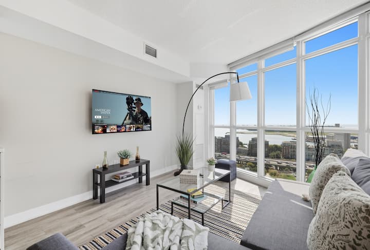 Downtown To 2br Condo | Walk To Cn Tower + Parking - Toronto