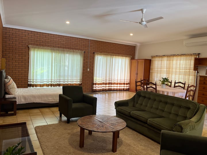 Tallai Studio Retreat — Light‑filled, Peaceful - Gold Coast