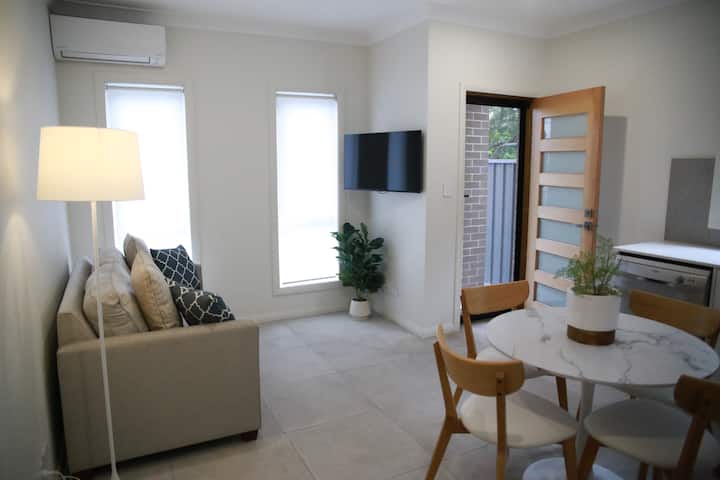 Modern, Private 2br Granny Flat – City Bus At Door - Blacktown